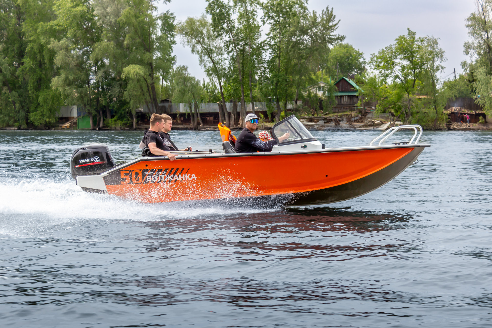 Волжанка 50 Fish - вместительная алюминиевая лодка для отдыха и рыбалки